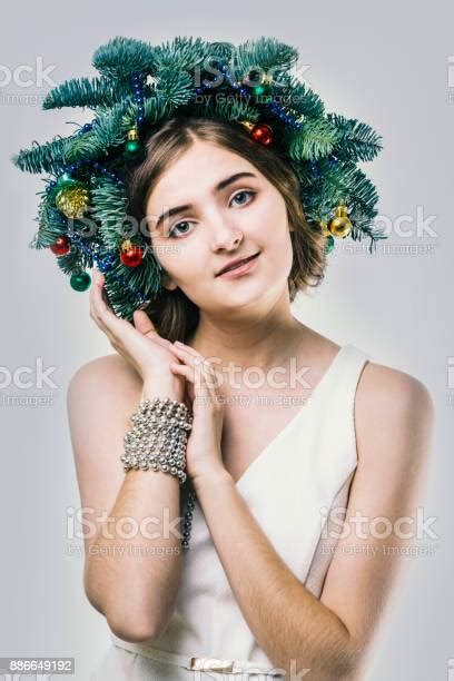 크리스마스 화 환과 아름 다운 젊은 여자의 초상화입니다 아름 다운 새 해와 크리스마스 나무 휴일 나무에 대한 스톡 사진 및 기타 이미지 Istock