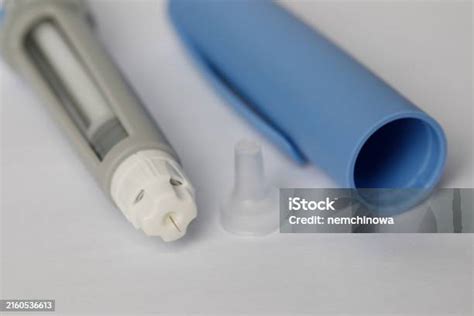 당뇨병 환자를 위한 인슐린 주입 펜 또는 인슐린 카트리지 펜 흰색 배경에 당뇨병 Parients에 대한 의료 장비 인슐린에 대한 스톡 사진 및 기타 이미지 Istock