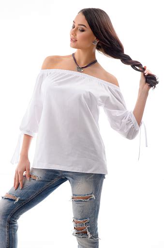 찢어진 청바지와 그의 긴 머리를 들고 흰색 미니 드레스를 입고 갈색 머리 모델 여자 시연 실버 액세서리와 보석 개인 장식품에 대한 스톡 사진 및 기타 이미지 Istock