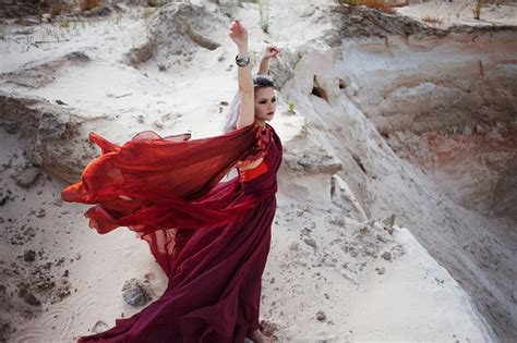 빨간색으로 여자입니다 레드 드레스를 비행에 젊은 아름 다운 여자 날기에 대한 스톡 사진 및 기타 이미지 날기 드레스 러시아 Istock