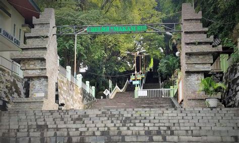 Makam Sunan Giri Destinasi Wisata Religi And Sejarah Di Gresik