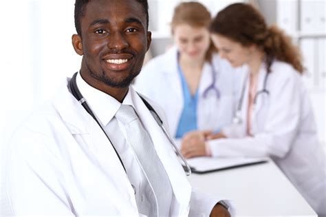 병원에서 의료 직원 들과 행복 한 아프리카계 미국인 남성 의사 의학 개념 건강 진단에 대한 스톡 사진 및 기타 이미지 건강 진단 건강관리와 의술 구급대원 Istock