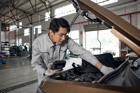 차량을 점검하는 자동차 정비사 사진 무료 다운로드 Lovepik