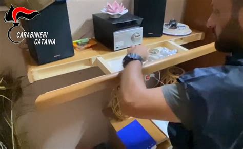 Catania Il Libro Mastro Del Pusher Nel Cassetto Del Soggiorno La Sicilia