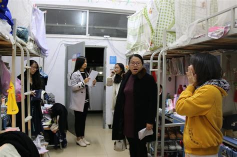 学院领导进行宿舍晚归夜不归宿检查 桂林理工大学外国语学院