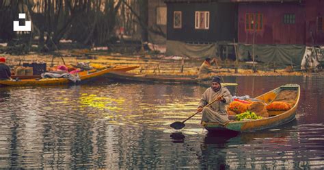 일몰 동안 물가 옆에 있는 빨간색과 검은색 목조 주택 사진 Unsplash의 무료 레이나와리 이미지