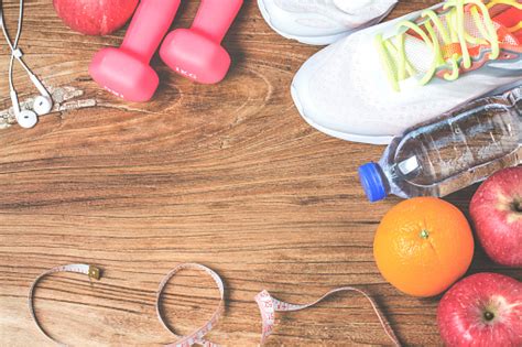 피트 니스 건강 하 고 활동적인 라이프 스타일 개념 물 병 아령 스포츠 신발 헤드폰와 사과 나무 배경에 스마트폰 텍스트에 대 한 공간을 복사 합니다 상위 뷰 건강한 생활