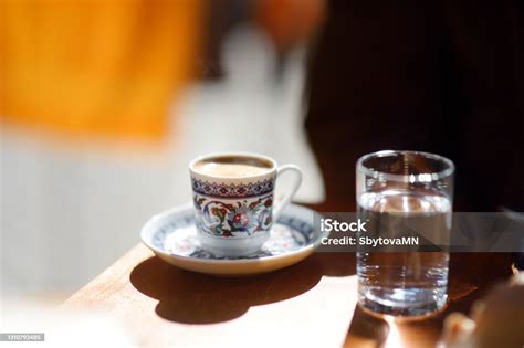 터키 이스탄불의 화창한 봄날 길거리 카페의 나무 테이블에 전통 터키 커피와 물 한 잔 0명에 대한 스톡 사진 및 기타 이미지 0명 거리 그릇 Istock