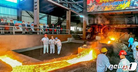 전원회의 결정 관철 위해 나선 북한 김책제철연합기업소 일꾼들