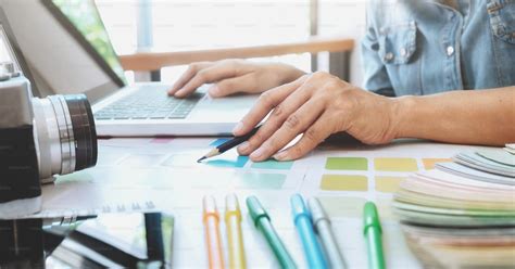 프리랜서 사진 작가 사진 편집자 아티스트 그래픽 디자이너 웹 디자이너 크리에이티브 카메라에서 사진을 선택하고 컴퓨터를 사용하여 크리에이티브 스튜디오에서 작업합니다