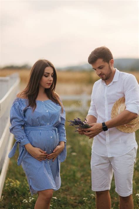 Gl Ckliche Familie Wartet Auf Baby Schwangere Frau Und Ihr Ehemann In Der Natur Gl Cklicher Mann