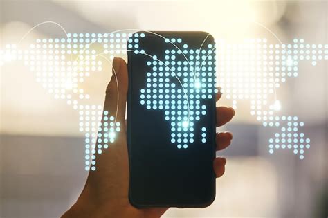 배경 국제 무역 개념 다중 노출에 전화를 연결하고 손을 사용하여 추상적이고 창의적인 세계 지도 프리미엄 사진