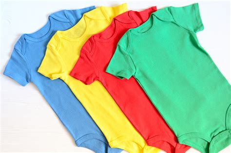 아기 패션 의류 입니다 쇼핑 개념입니다 플랫이 하다 유행 포화 색상입니다 원하는 목록 또는 쇼핑 임신과 아기 샤워에 대 한 개요 유아에 대한 스톡 사진 및 기타 이미지