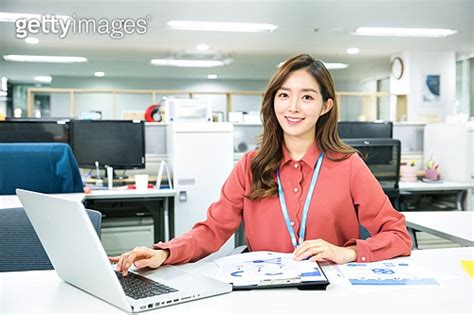 한국인 여성 화이트칼라 전문직 일 신체활동 노트북사용 컴퓨터사용 미소 이미지 Jv11108123 게티이미지뱅크