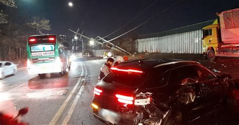 인천서 음주운전 차와 충돌한 Suv 전봇대 들이받아70대 여성 경상종합