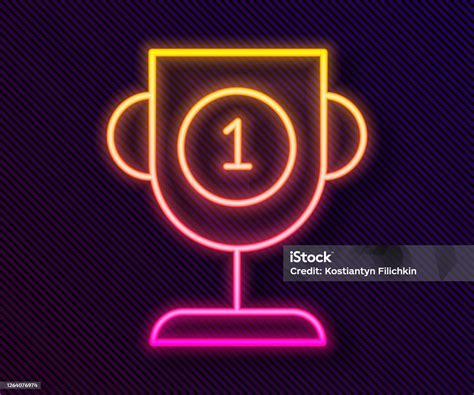 검은 색 배경에 고립 된 빛나는 네온 라인 어워드 컵 아이콘 우승자 트로피 기호 챔피언십 또는 경쟁 트로피 스포츠 성취 기호