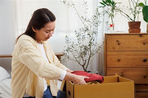 기부와 자선 단체를 위해 사용하지 않은 옷을 골판지 상자에 넣는 자원 봉사 아시아 여성 재사용 재활용 재생 가능 및 지속 가능성 개념 가사 집안일에 대한 스톡 사진 및 기타