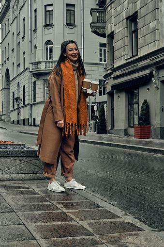 일회용 종이 컵으로 거리에서 소녀 음식을 가져 와서 도시를 산책하십시오 30 34세에 대한 스톡 사진 및 기타 이미지 30 34세 갈색 머리 건강에 좋지 않은 음식