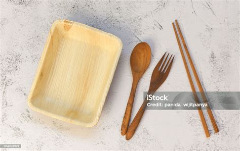 야자수 잎이나 베텔 너트의 친환경 일회용 식기 제로 폐기물 환경 컨셉 자연 친환경 식품 포장 일회용 기구 접시와 나무 포크 스푼 0명에 대한 스톡 사진 및 기타 이미지