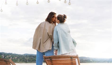 Foto De Duas Lésbicas Se Beijando Enquanto Relaxavam Na Orla Conceito