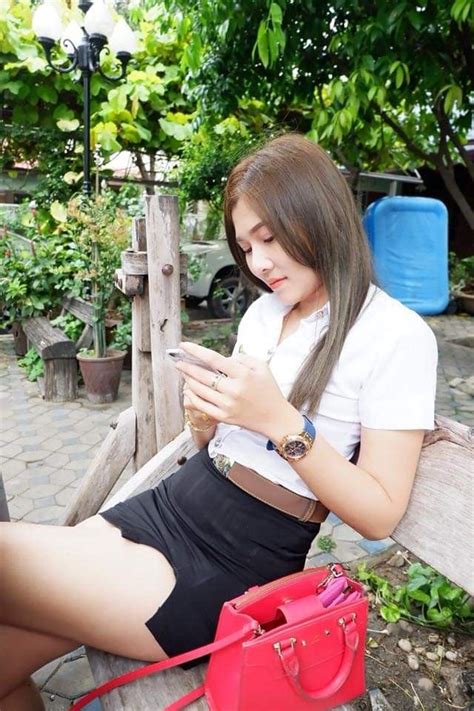 ปกพนโดย Tracy E ใน Characters กระโปรงสน สาวมหาลย นารก