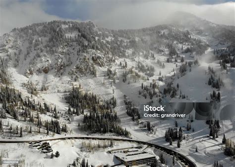 와사치 산맥의 솔트레이크시티 유타 근처 겨울 철의 성수기에 있는 스노우버드 스키 장 드론 시점에 대한 스톡 사진 및 기타 이미지 드론 시점 무인 항공기 스키타기