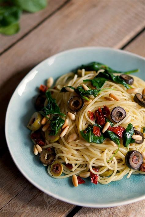 Würzige Spaghetti Mit Oliven Spinat Und Getrockneten Tomaten Blueberry Vegan