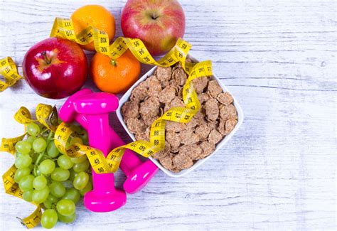 다이어트 휘트니스 개념아령 측정 테이프 조각과 나무 테이블에 신선한 과일 건강한 식생활에 대한 스톡 사진 및 기타 이미지 건강한 식생활 0명 가냘픈 Istock
