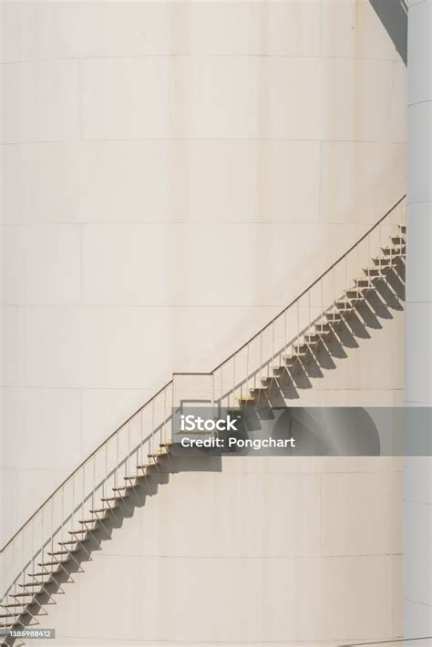 석유 공장에서 기유 저장 탱크의 곡선 계단 산업용 석유 플랜트 자동차 엔진 오일 및 산업용 석유 응용 제품을 위한 기본 오일 석유에 대한 스톡 사진 및 기타 이미지 Istock