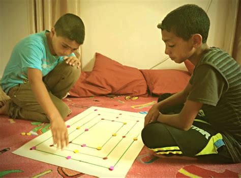 ألعاب شعبية رسمت على الأرض و حفرت في الذاكرة ما قصتها؟