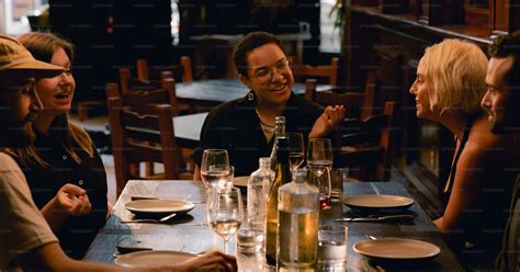 한 무리의 사람들이 테이블에 둘러앉아 이야기를 나누고 있다 사진 Unsplash의 디너 파티 이미지