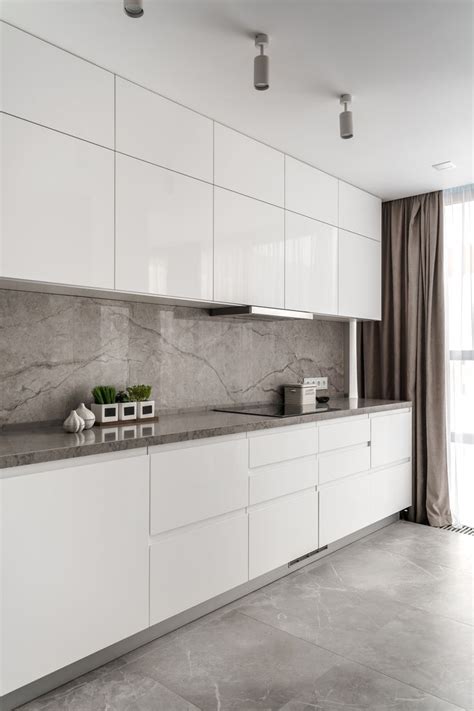 Пиним то что сделали Белая кухня в сочетании с темно серой столешницей из кварца Домашний