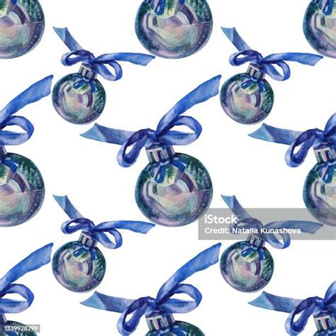 흰색에 고립 된 파란색 활과 원활한 패턴 수채화 손으로 그린 실버 빛나는 크리스마스 장식 원 볼 새해 파티 축하 벽지에 대한 창조적 인 장난감 배경 12월에 대한 스톡 벡터