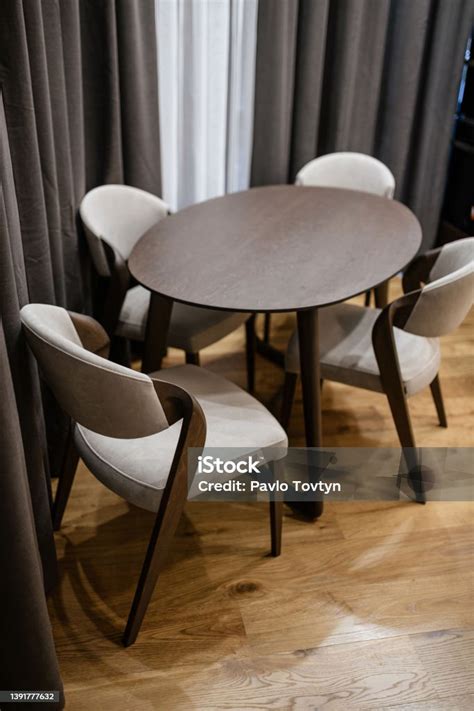 집 내부의 자연적인 어두운 나무와 가벼운 의자로 만든 크고 새로운 깨끗한 테이블 3차원 형태에 대한 스톡 사진 및 기타 이미지
