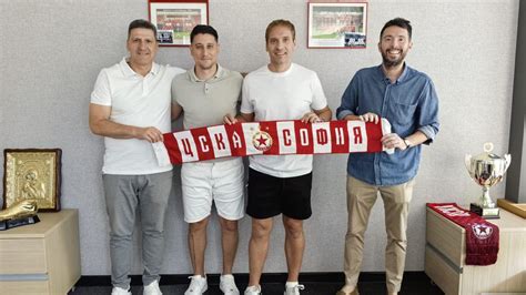 Стилиян Петров хвана червения шал и се снима с шефове на ЦСКА София