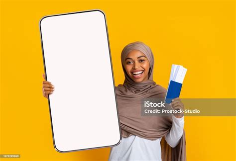 큰 흰색 빈 스마트 폰 화면과 티켓을 보여주는 쾌활한 여자 여자에 대한 스톡 사진 및 기타 이미지 여자 한 명의 여자만 검은색 Istock
