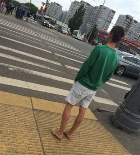 Pin De Jay Wheeler En Barefoot Guys Hombres Descalzos Moda Juvenil