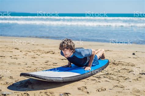 젊은 서퍼는 모래 해변에 라인업에 이동 하기 전에 훈련 남자 서핑을 학습 휴가 개념 여름 휴일입니다 관광 스포츠 서핑 수상 스포츠에 대한 스톡 사진 및 기타 이미지 Istock