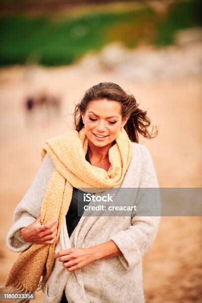 가을 날 뉴퀘이 콘월 주 피스트랄 비치를 따라 걷는 똑똑한 따뜻한 옷을 입은 여성 30 39세에 대한 스톡 사진 및 기타 이미지