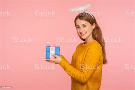 사랑과 인간의 친절 머리 를 들고 선물 상자를 들고 카메라에 미소 와 천사 생강 소녀의 측면보기 선물에 대한 스톡 사진 및 기타 이미지 Istock