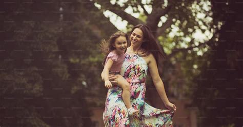 어서 엄마 모험이 우리를 기다리고 있습니다 자연의 어머니와 딸 사진 Unsplash의 세르비아 이미지