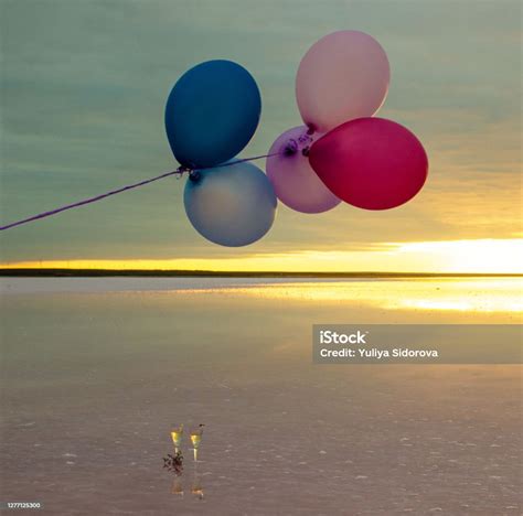 분홍색 소금 호수와 샴페인 잔에 일출에 빨간색 파란색 분홍색 파란색 풍선 0명에 대한 스톡 사진 및 기타 이미지 0명 공중 부양 놀라움 Istock