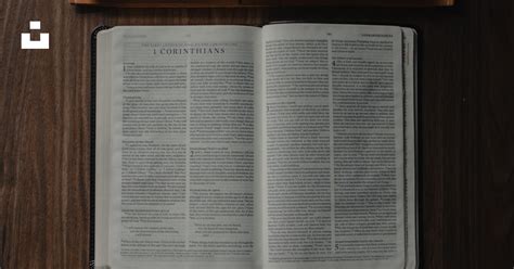 갈색 나무 테이블에 흰색 세라믹 머그잔 옆에 있는 흰색 책 페이지 사진 Unsplash의 무료 회색 이미지