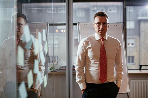 회의실의 사업가가 유리 벽에 스티커 메모를 사용합니다 가정의 방에 대한 스톡 사진 및 기타 이미지 가정의 방 건축 경영자 Istock