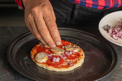 수제 피자와 전통 피자를 요리하는 남자 페퍼로니 피자에 신선한 버섯을 손으로 올려 놓습니다 가정 생활에 대한 스톡 사진 및 기타 이미지 Istock