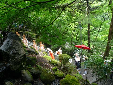 醍醐山と下部温泉 林道石碑 県営林道・湯之奥猪之頭線の山梨側は紅葉の名所ですが、11月上旬から通行止め（冬季封鎖）になる場合があります