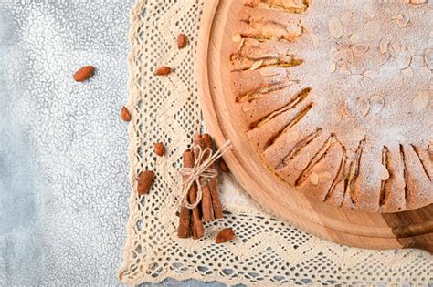 아몬드와 계피를 곁들인 홈메이드 유기농 사과 파이 디저트 는 먹을 준비가 라이트 배경의 맨 위 보기 0명에 대한 스톡 사진 및 기타 이미지 Istock