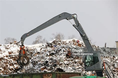 유압 잡아 청소 및 Tampens 금속 파편 굴 착 기 리프트 고 발톱으로 공 발과 부하를 Throw 합니다 갈고리 발톱에 대한 스톡 사진 및 기타 이미지 Istock
