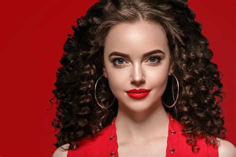 아름 다운 Curle 머리 빨간색으로 붉은 입술과 드레스 매니큐어 빨간 배경에 장미 아름다움 아프로 헤어스타일 여성 긴에 대한 스톡 사진 및 기타 이미지 Istock