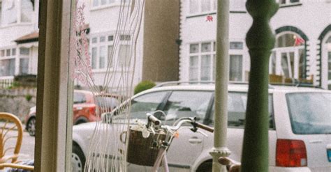 거리 건축 경치 교외의 교통 도로 도시 도시의 라이프스타일 램프 루틴 보도 보행자 빈티지 생명 시골 아늑한 야외에서 여행 오토바이 외관